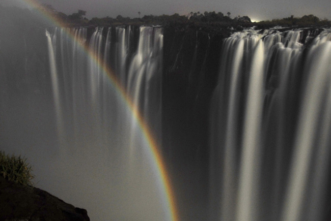Lunar Rainbow in Victoria Falls - One of the few places in the world to ...